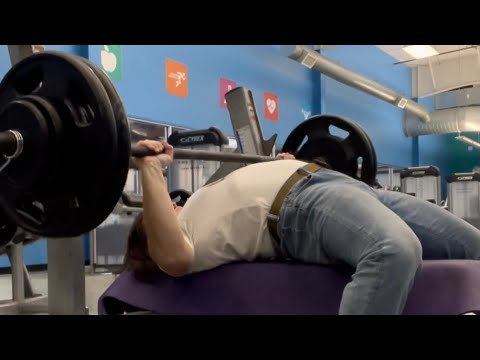 Arching my back while benching - YouTube