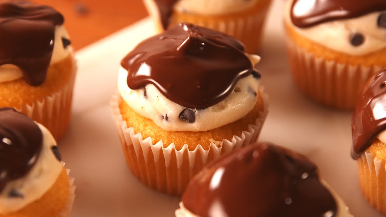 Cannoli Cupcakes | Delish - YouTube
