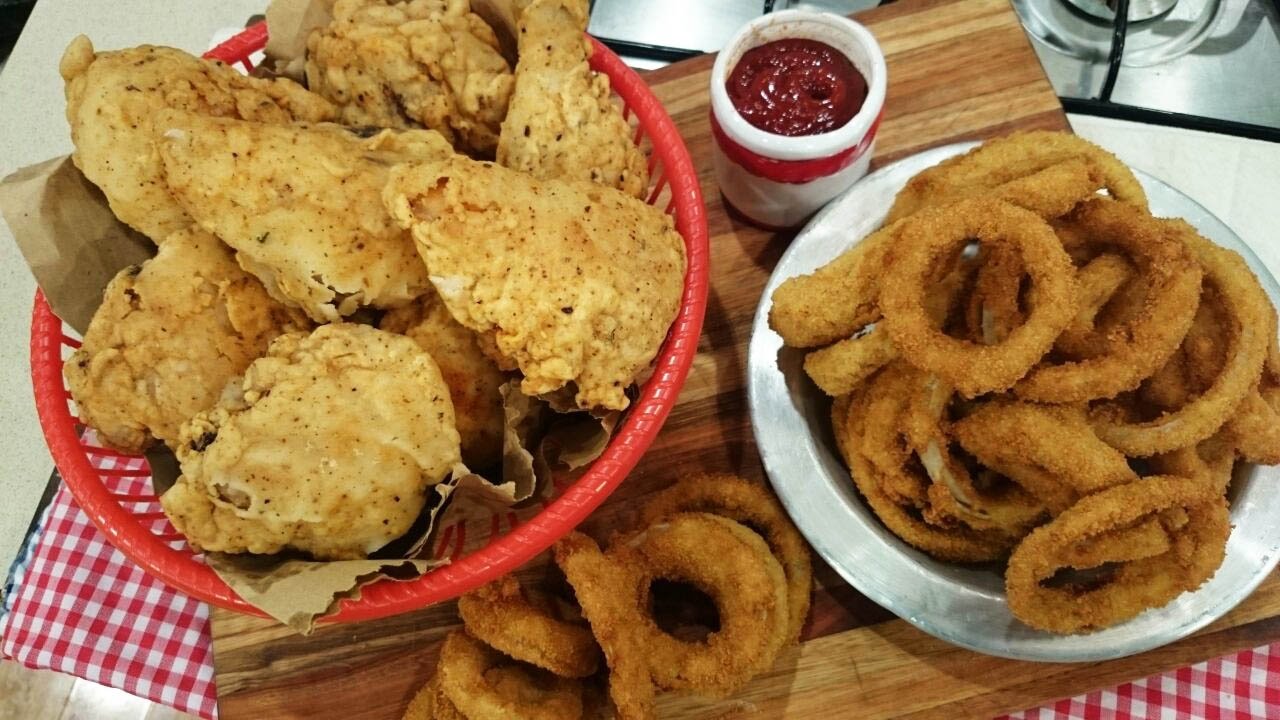 Pollo frito con aros de cebolla con salsa mixta - YouTube