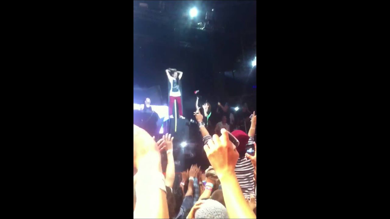 Steve aoki throwing cake - YouTube