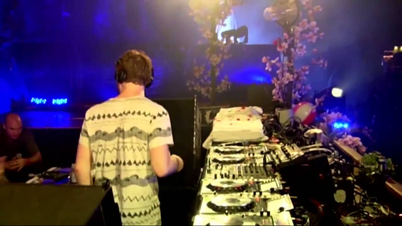 Hardwell Live @ Tomorrowworld 2013 Dyro - Go Down #hardwelltomorrowworldID5 - YouTube