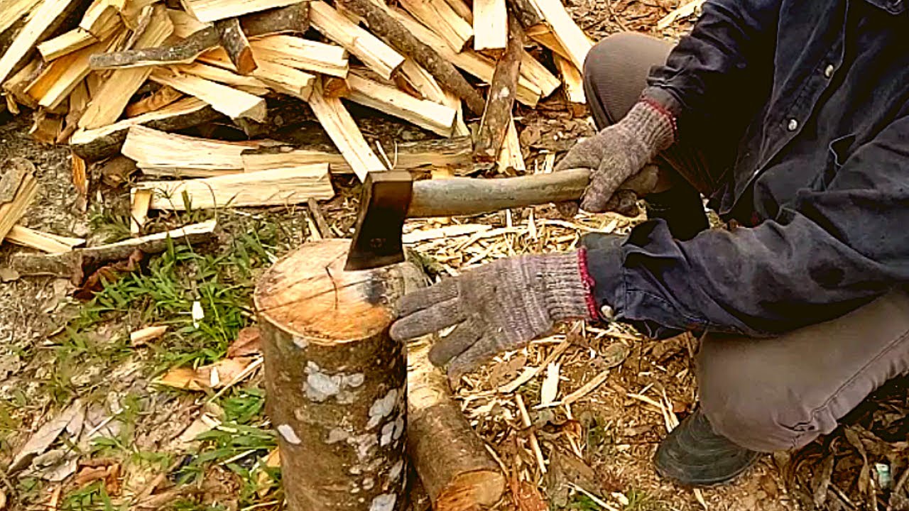 Membelah Kayu Api Menggunakan Kapak - YouTube