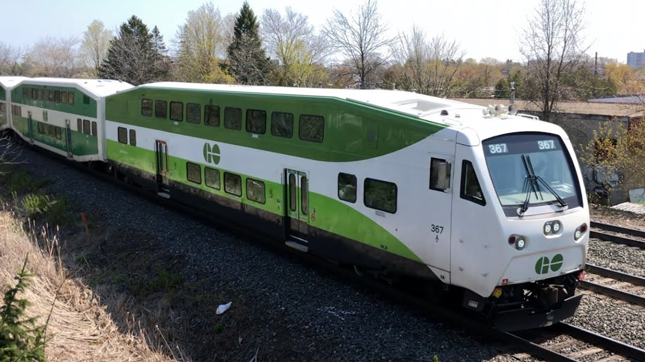 Go Train 645 coming into Burlington go station - YouTube