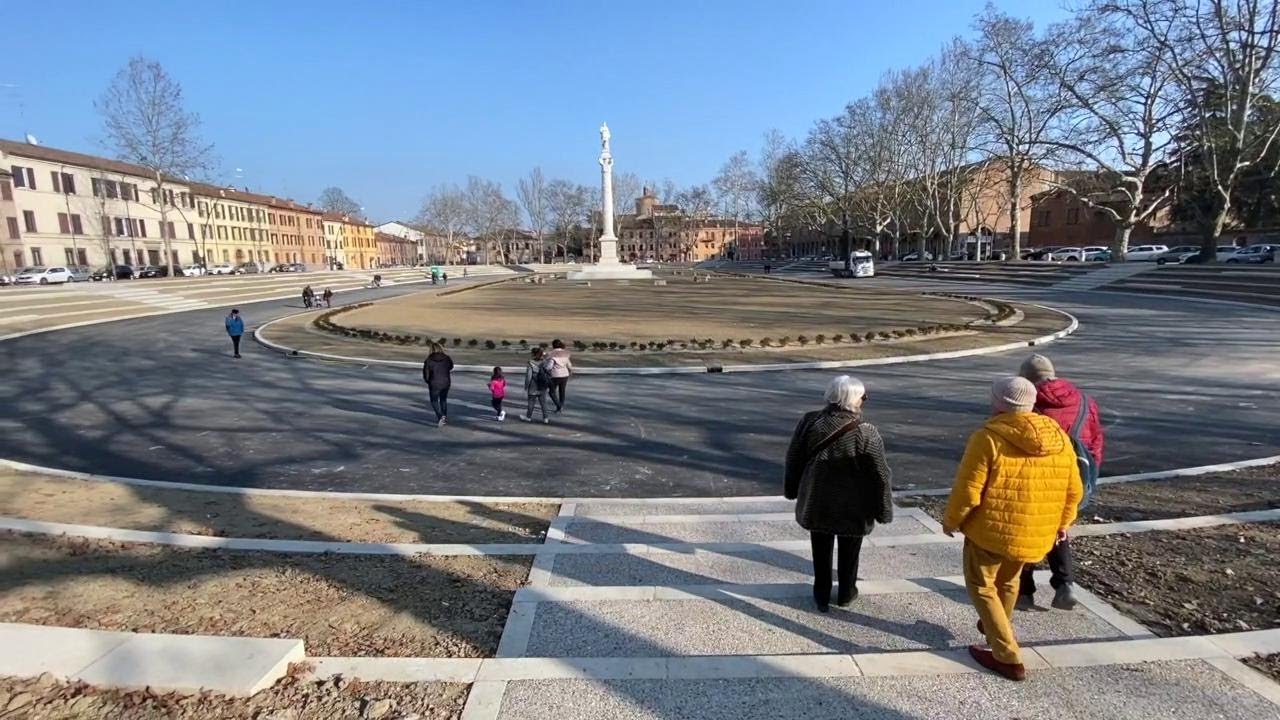 Ferrara, riaperta piazza Ariostea - YouTube