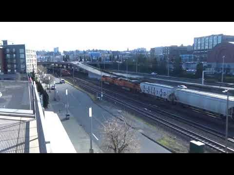 (Northbound) BNSF Grain Train passes through 21ST Street. - YouTube