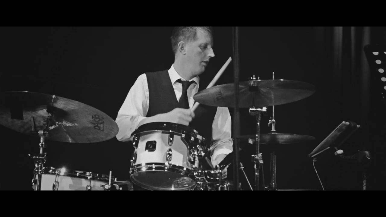 Swing Singer | The King of Swing | Live Video - YouTube