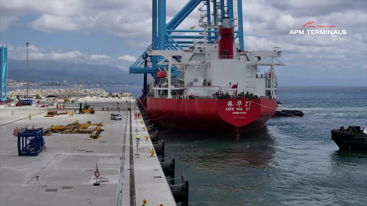 APM Terminals, l'arrivo delle gru ship-to-shore a Vado Ligure - YouTube