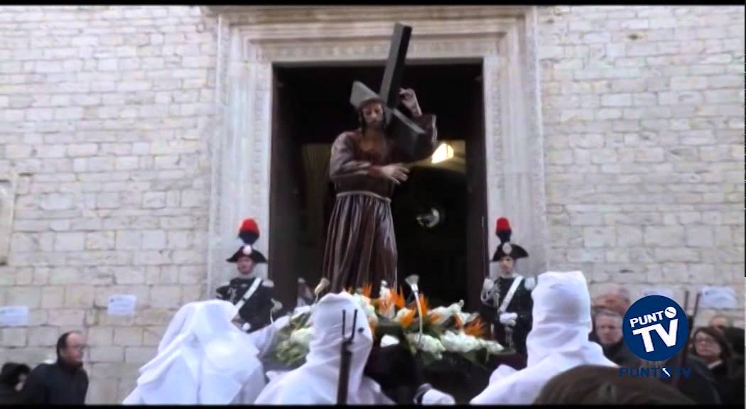 Corato: la Passione di Gesù nella solenne processione dei Misteri - YouTube