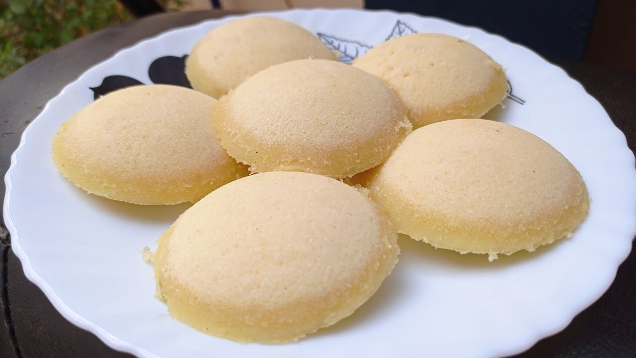 Sweet rava idly ഇങ്ങനെ ഉണ്ടാക്കി നോക്കൂ (food tells) malayalam - YouTube