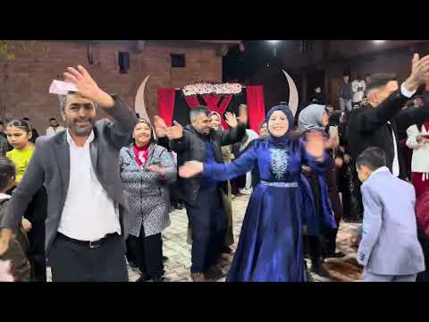 Kızıyla halay çekiyor…