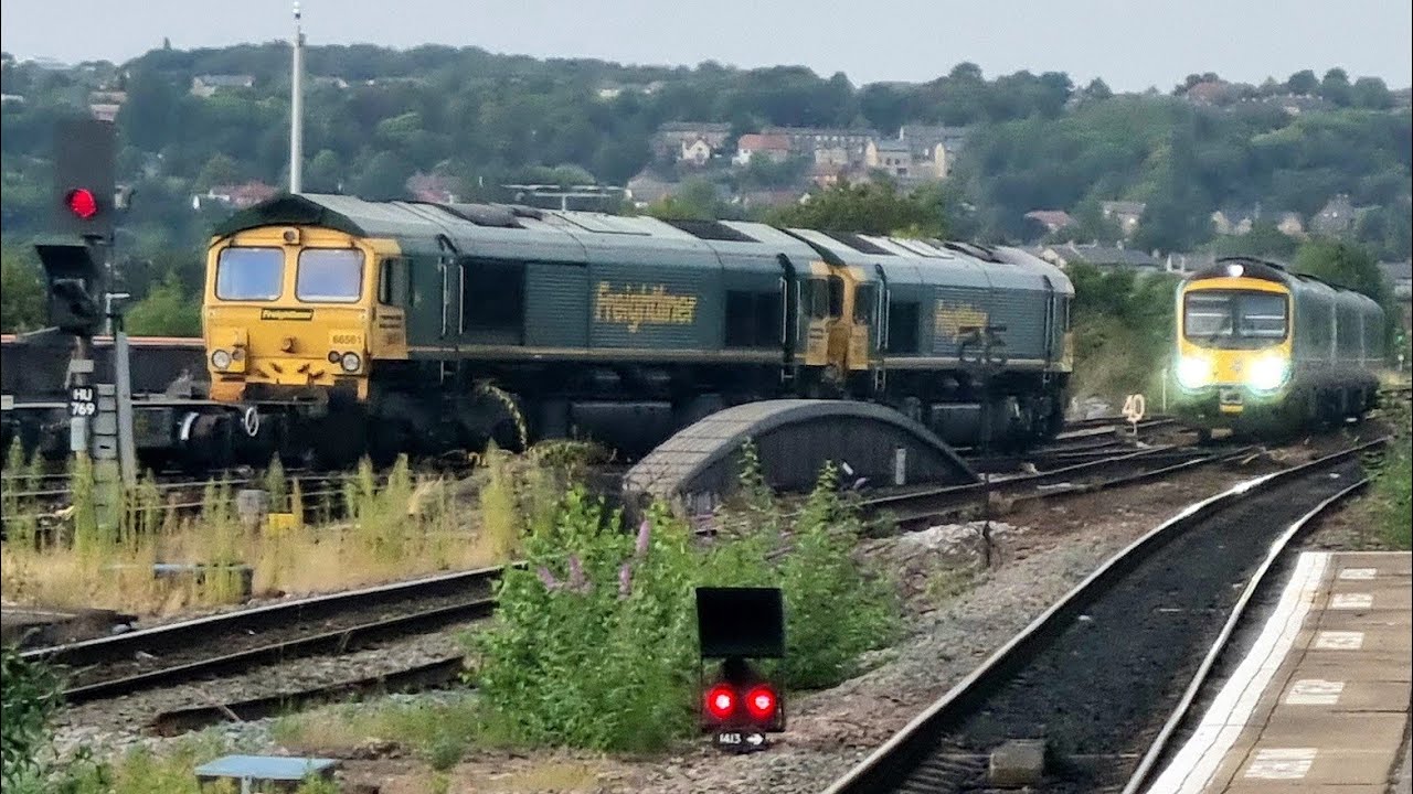 Freightliner 66561 and 66622 pass through Huddersfield as Transpennine ...