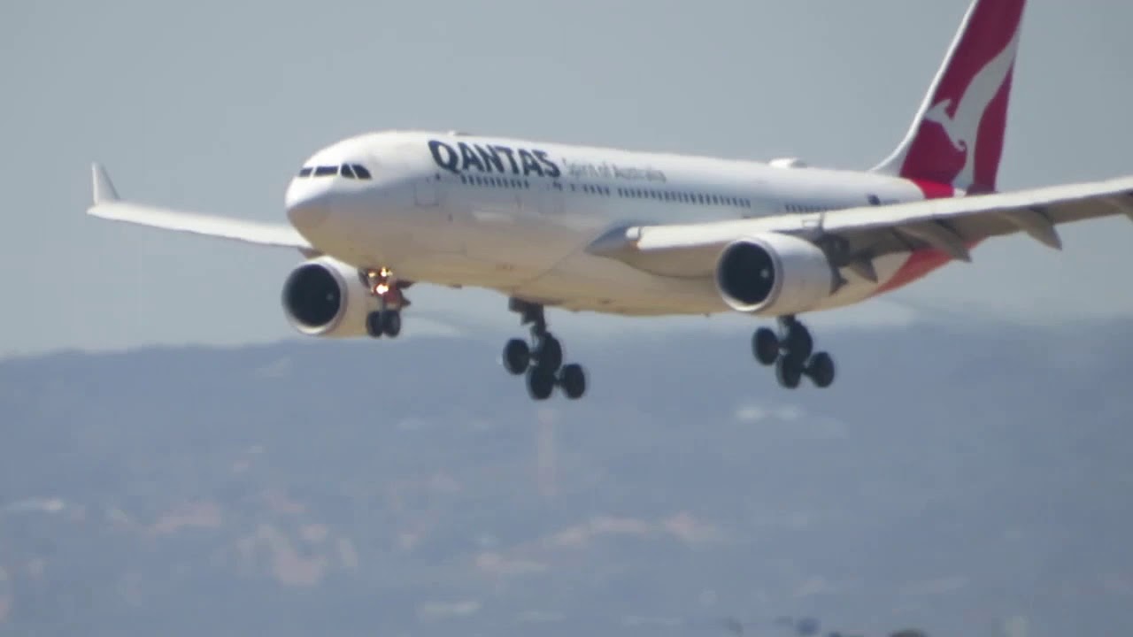 Qantas Flight landing at Perth Airport || Plane Spotting || Qantas Air ...