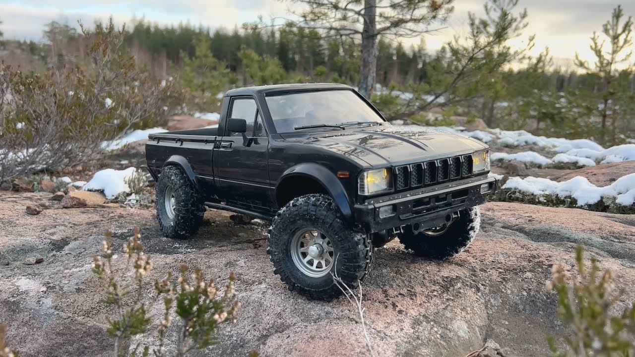 RC4WD Trailfinder 2 Midnight edition - RC Toyota Hilux -Crawl before ...