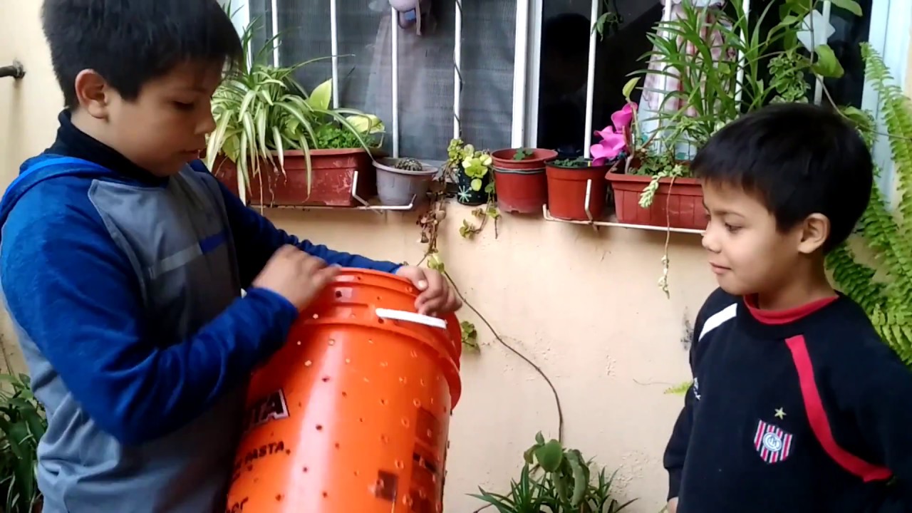 Cómo hacer una compostera con balde - YouTube