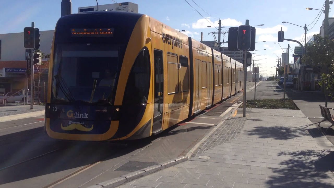 Gold Coast Tram, Arriving into Southport Stop - YouTube