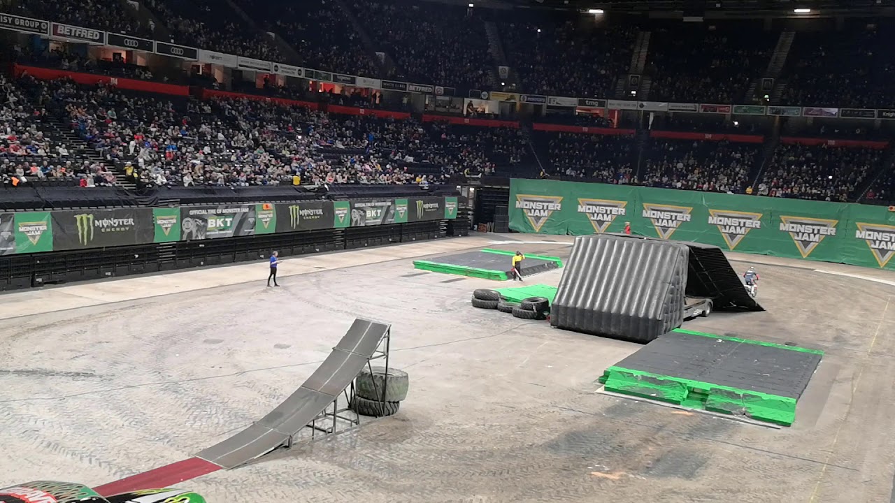 Monster Jam Manchester, UK 2019 - YouTube