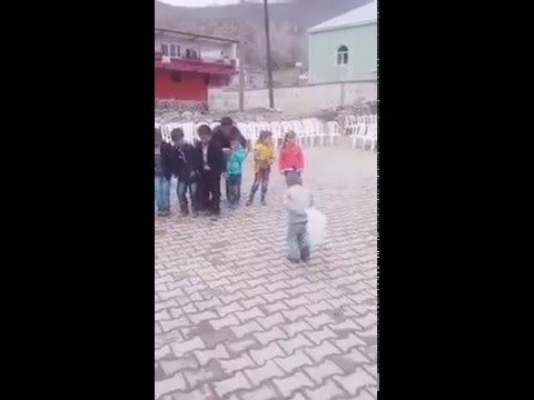 Halay çeken masum çocuk