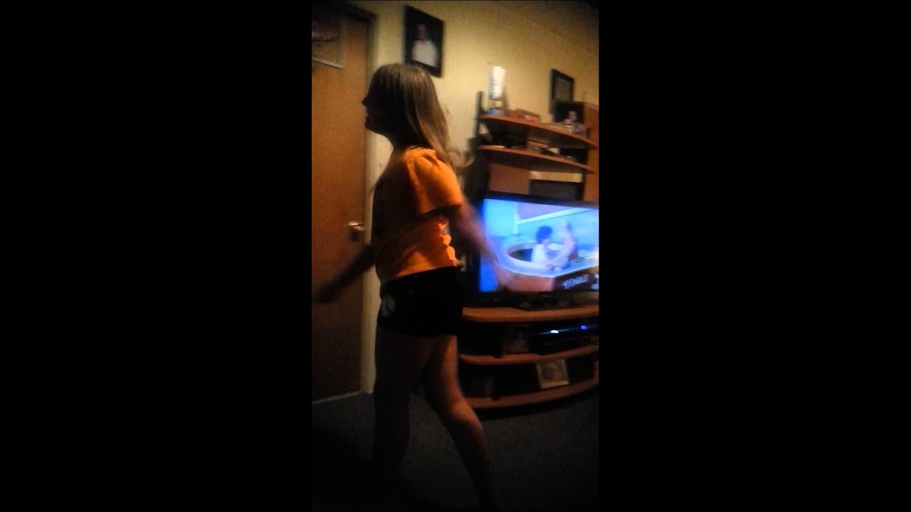 Girl dancing to wobble - YouTube