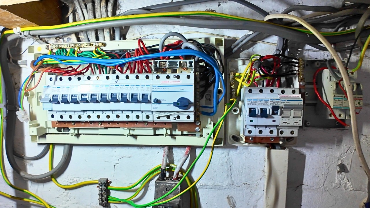 The Worst Fault Finding Video You Will Ever See - UK Electrics - YouTube