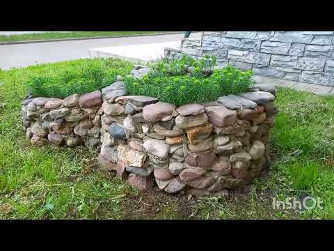 Клумба из речных камней.