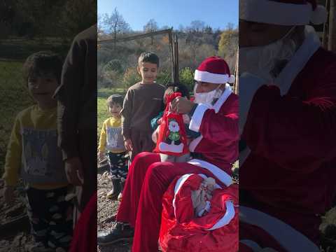 Pəhləvan Mahir Şaxta Baba geyimi ile usaglara hediyye payladi