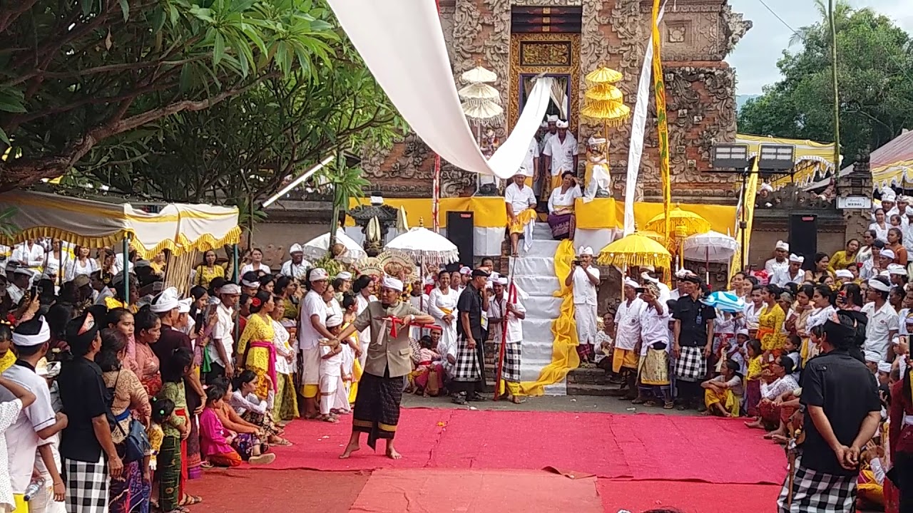 tari tombak ring pujawali pura bukit alapsari 15 des 2019 - YouTube