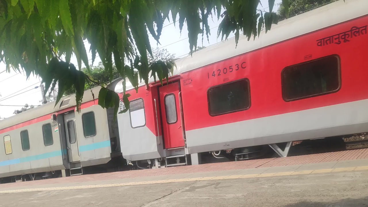 Howrah/ New Delhi Rajdhani express cross in Andal junction speed 140 km ...