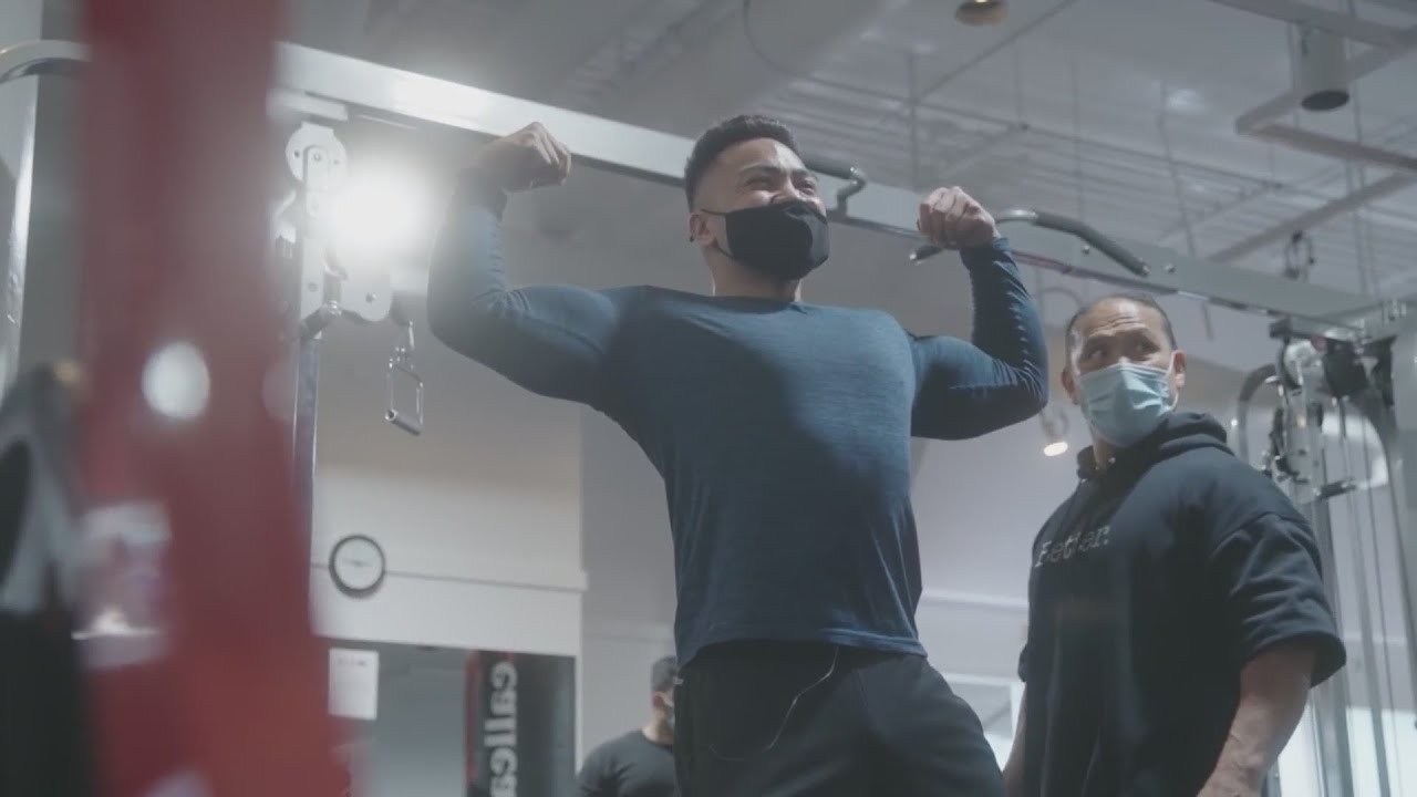 Flexx Fitness Hawaii Trains Mikey Monis and Chest and Biceps - YouTube