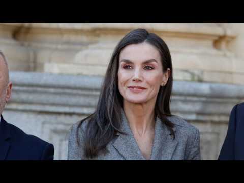 La reina Letizia estrena un original traje de Zara para recordar su pasado como reportera