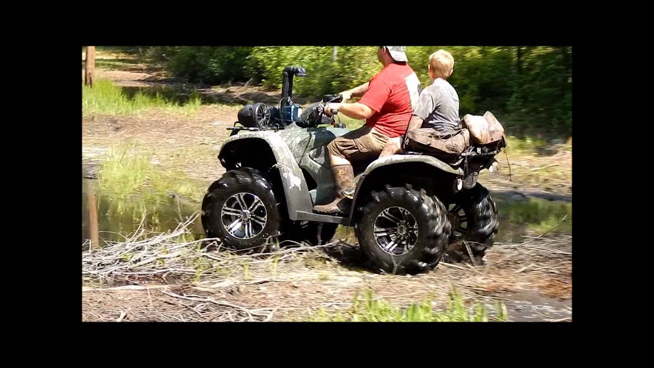Honda 420 playing in mud - YouTube