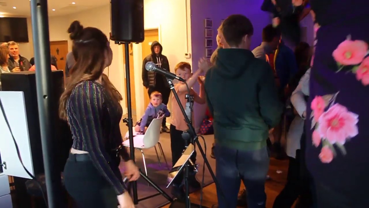 Jess sings "Don't Look back in Anger" - YouTube