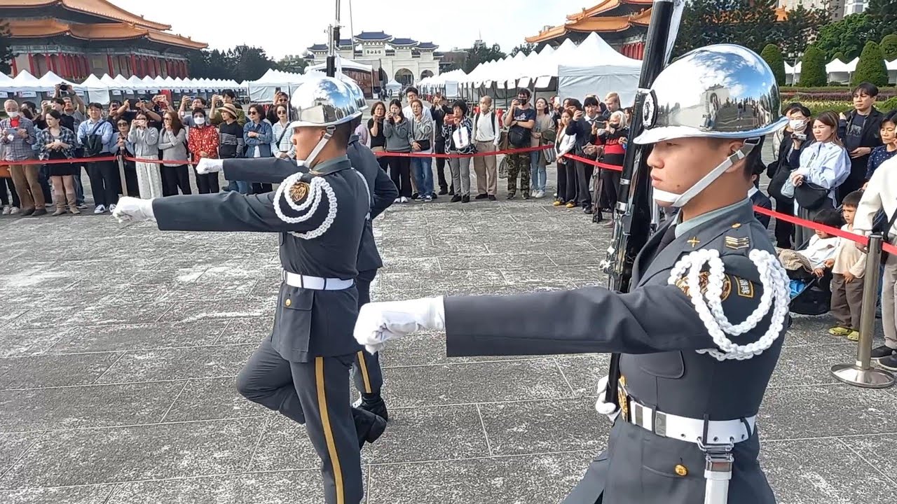 精彩 穩健 的 12轉 單手轉槍 💥 中華民國113年12月5日 (12/5/2024) 中正紀念堂 陸軍儀隊 訓練展示 Honor Guard Training displays in ...