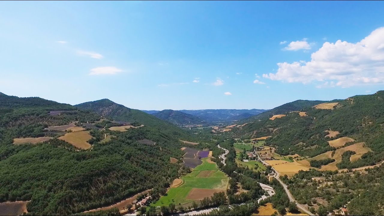 Vidéo aérienne Barras - UNESCO Géoparc de Haute-Provence - YouTube