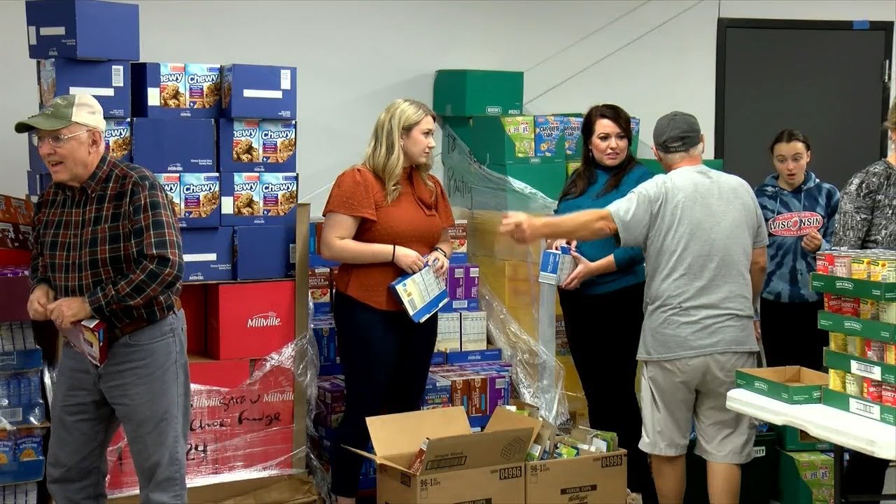 Wake Up volunteers at Blessings in a Backpack - YouTube