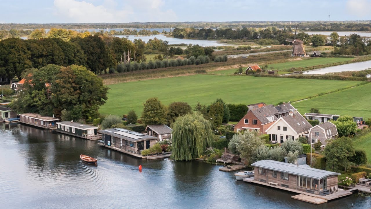 Binnenkort in de verkoop unieke woonark op Oud Over 101WS Loenen aan de ...