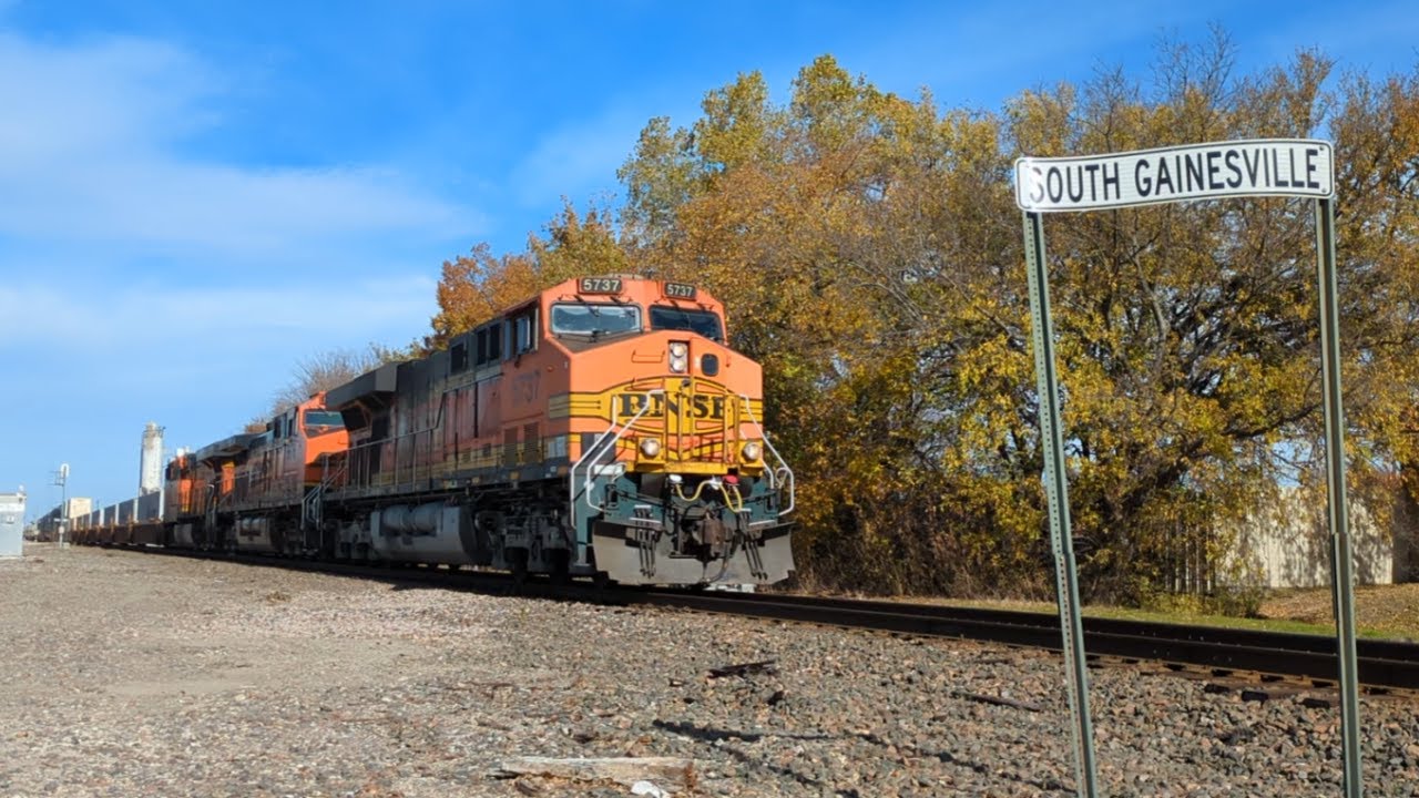 A Day of BNSF in Gainesville, Tx with Amtrak 203 - YouTube