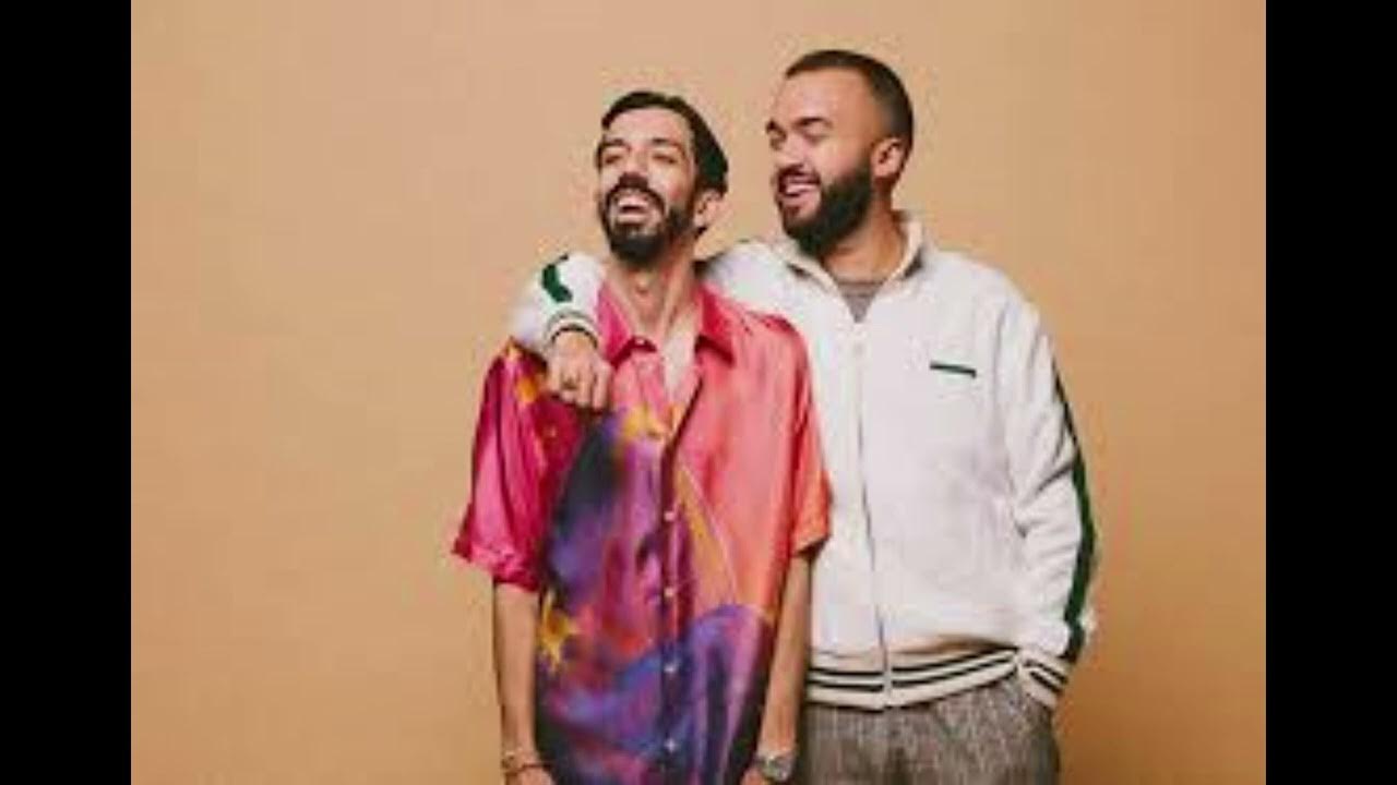 Chanson de Bigflo et Oli ( les titres sont : sur la lune, bienvenue ...