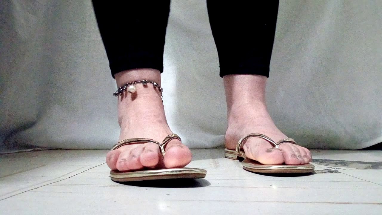 golden polish toenails and golden flip flop sandals - YouTube