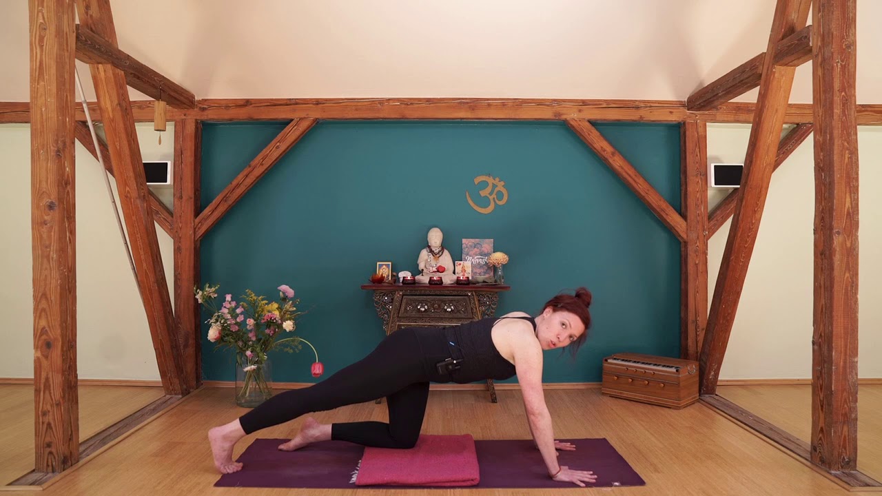 Nadine Arbeiter | Prenatal Yoga Sequenz - YouTube