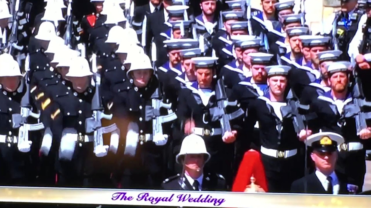 Royal wedding soldier out of step - YouTube