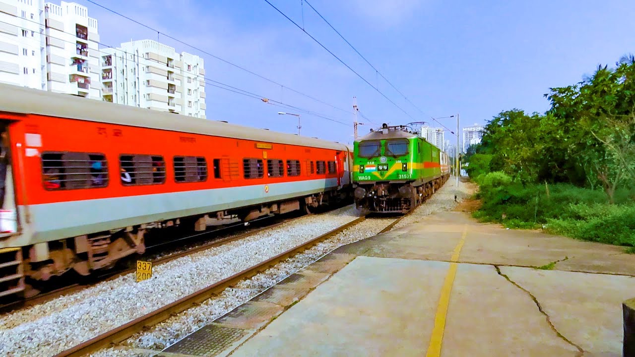 SMVT Howrah Sf Express BRUTAL crossing with Yesvantpur–Lucknow Express ...