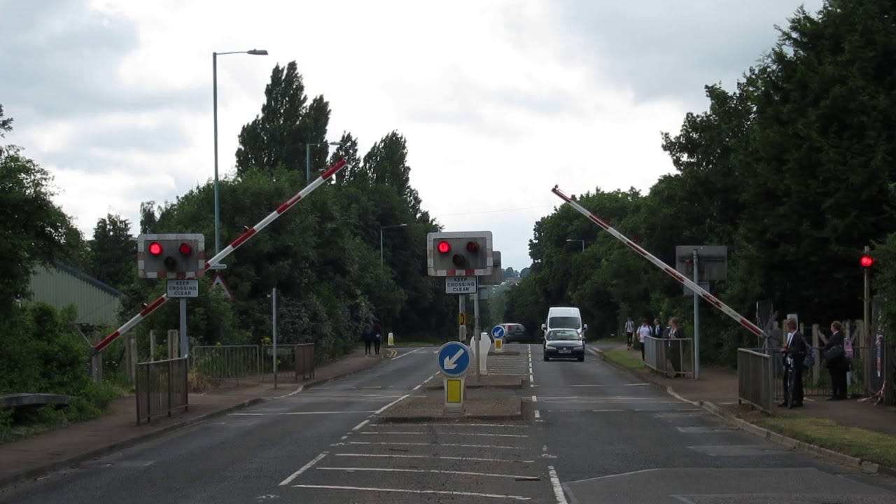 Lydney A48 Level Crossing 20/06/2018 (2) - YouTube