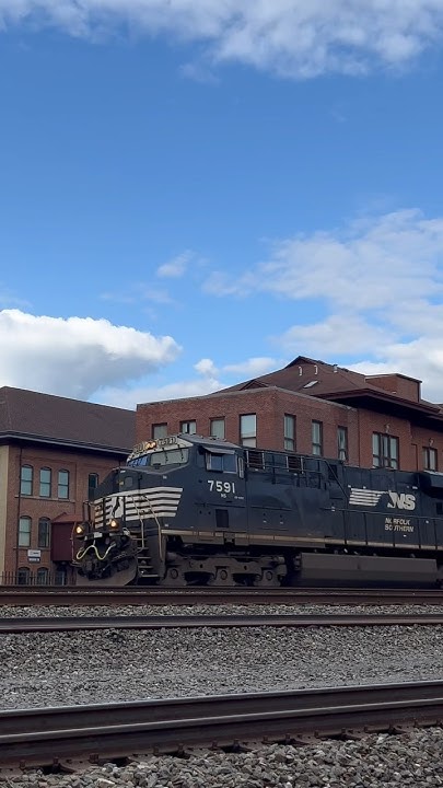 NS 7591 leads 2 EMDs on 25G in Wilmerding, PA - YouTube