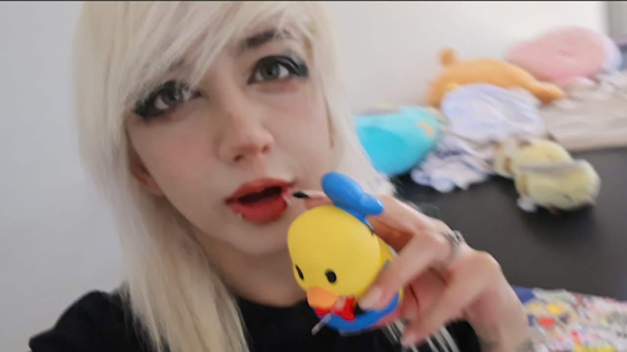 I used to be jealous of Daisy Duck, I caught a tree frog - YouTube