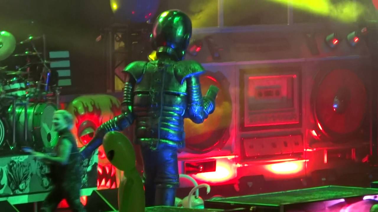 ET Racing FU$$EN in a UFO - Rob Zombie - Xfinity center - Mansfield MA ...