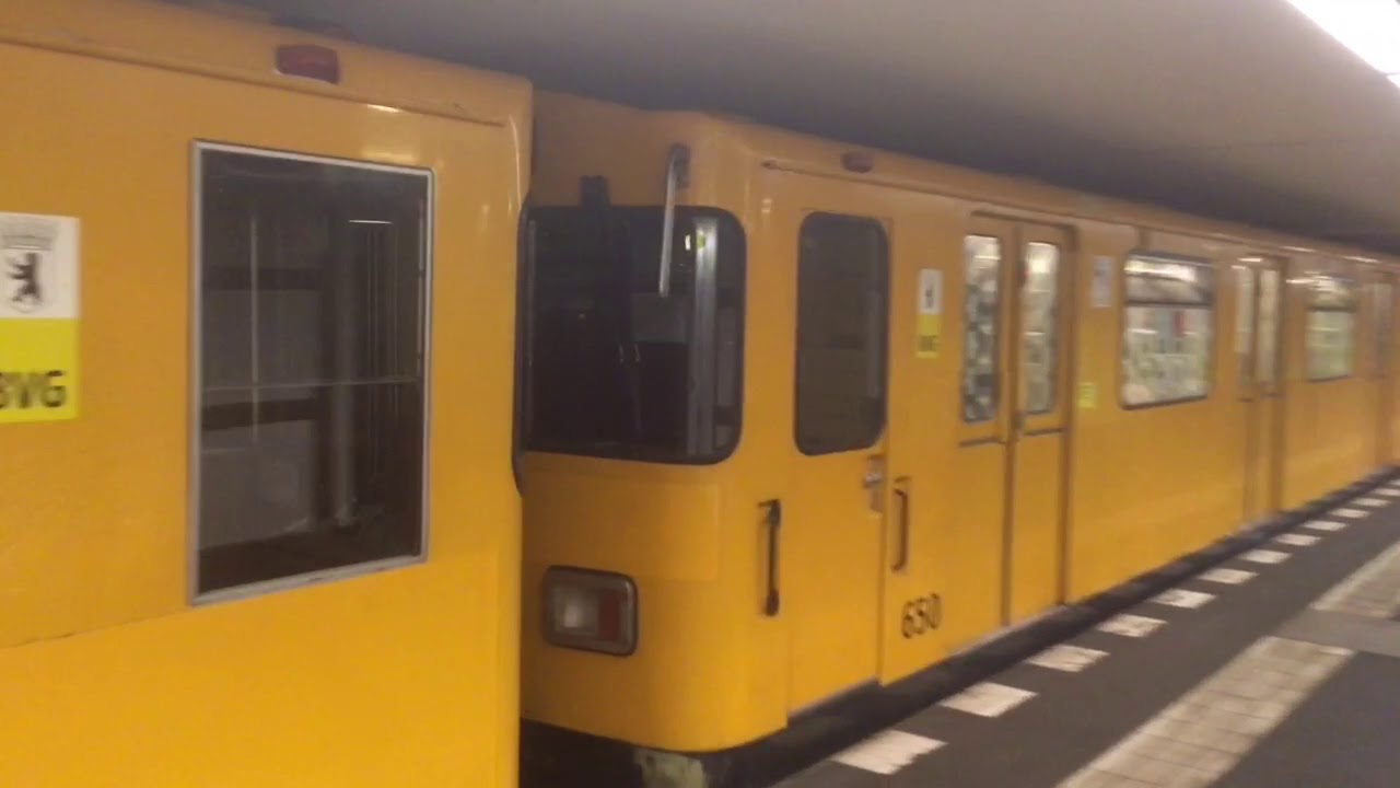 BVG- Ausfahrt einer Doppeltraktion A3L82 als Linie U1 am ...