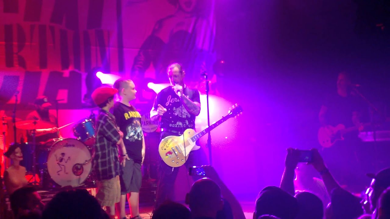 Mike Ness brings a couple of kids on stage in Cleveland - YouTube