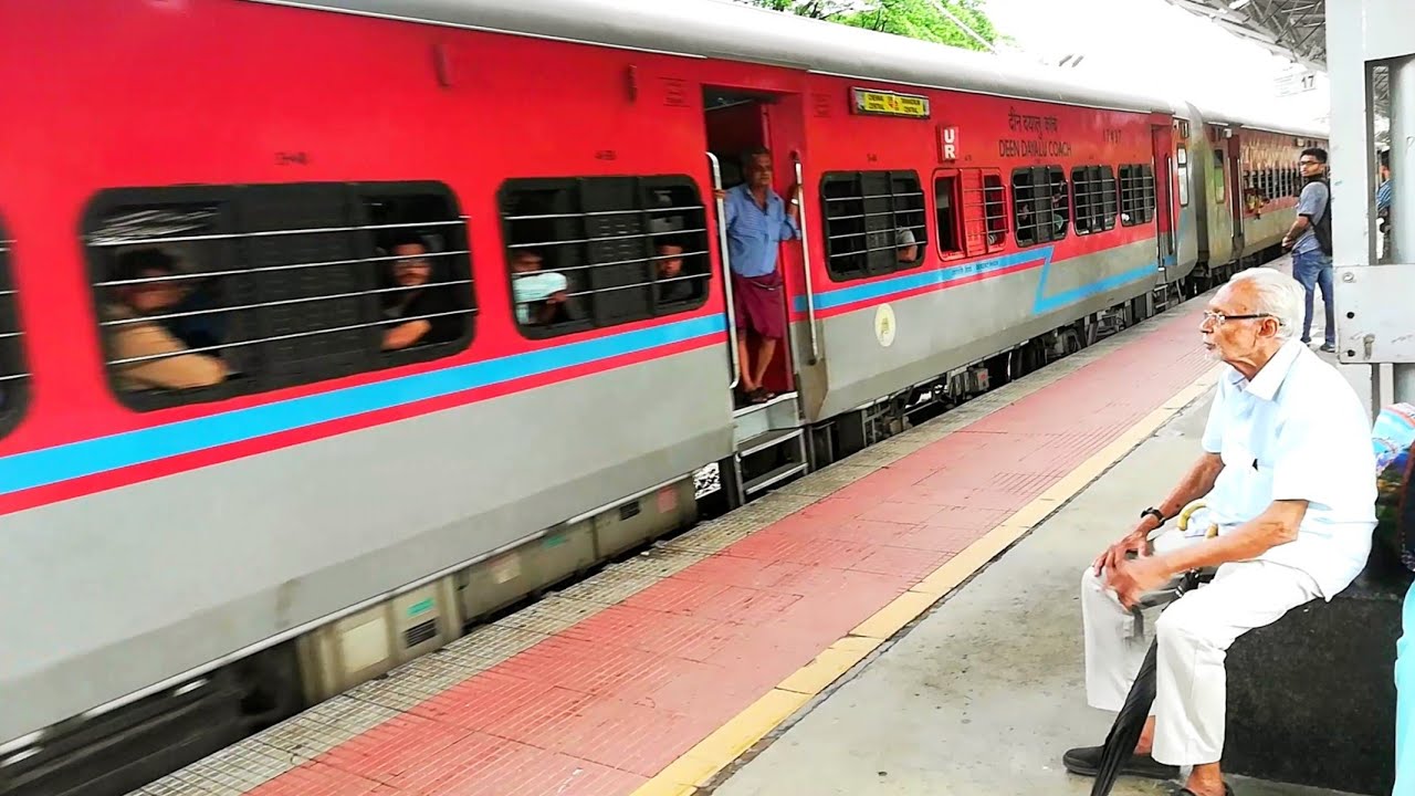Erode WAP7i Trivandrum Mail with Deen Dayalu Coach Arrives Ernakulam ...