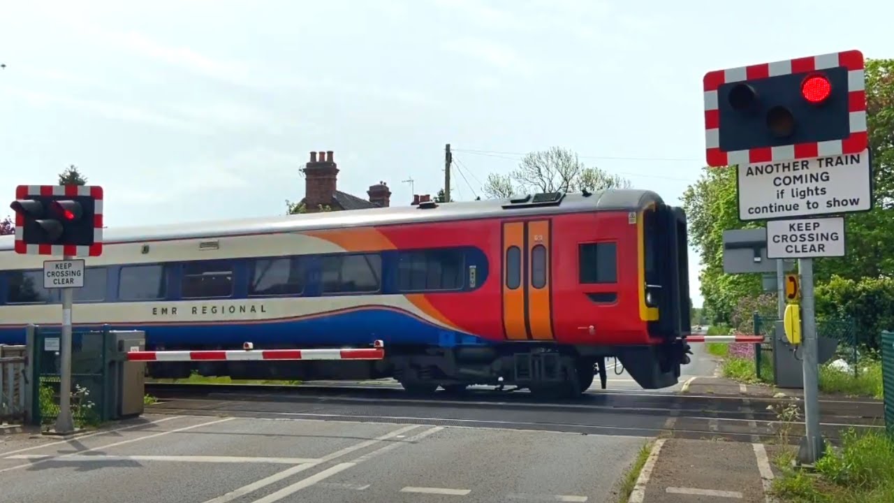 Eggington Level Crossing, Derbyshire - YouTube