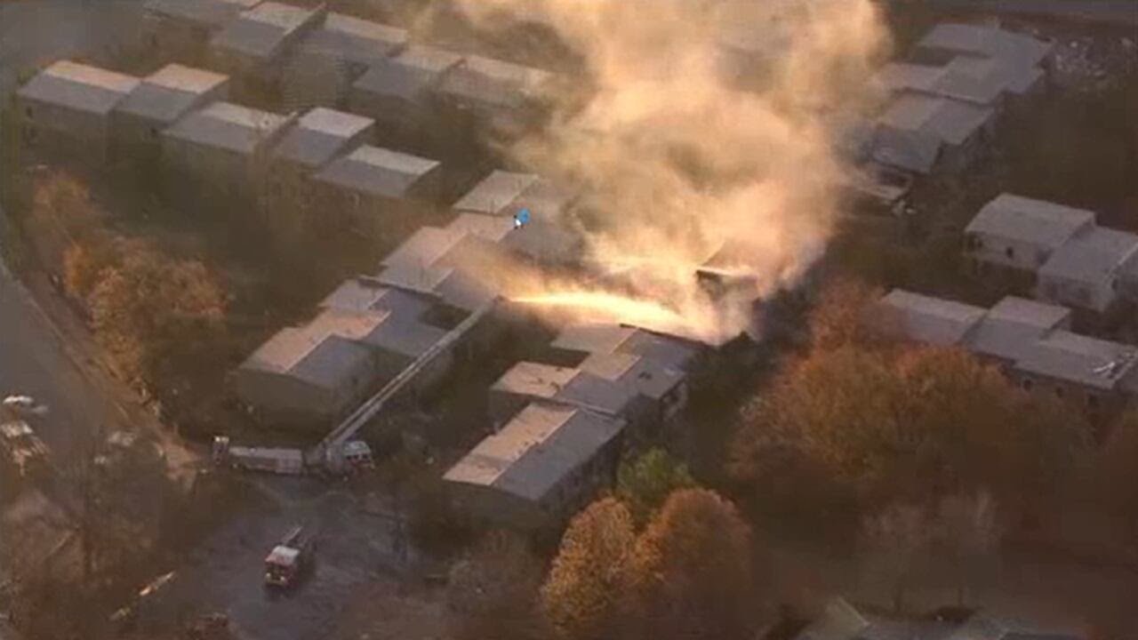 Massive fire erupts at condemned apartments in southeast Atlanta - YouTube